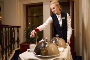 Co to jest room service? Przewodnik po usługach hotelowych