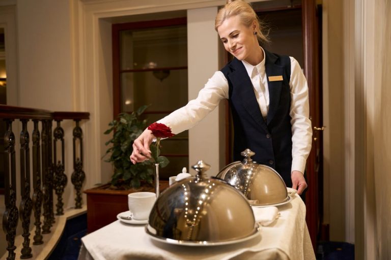 Co to jest room service? Przewodnik po usługach hotelowych
